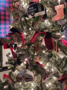 31 Pretty Christmas Camper Decor Ideas (for all sizes of campers ...