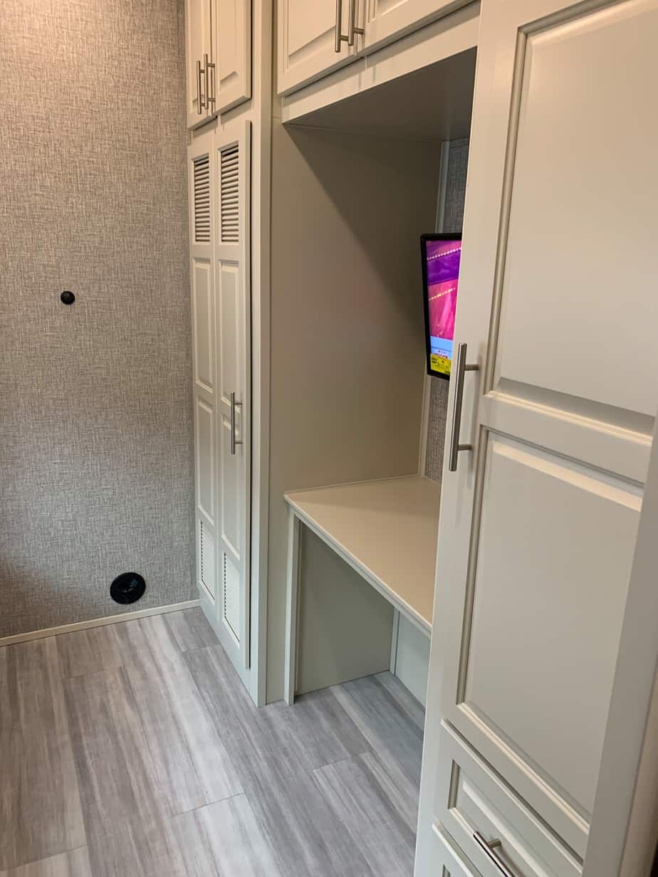 27 RV Office Conversion Ideas to Transform Your Space [Video + Pictures ...