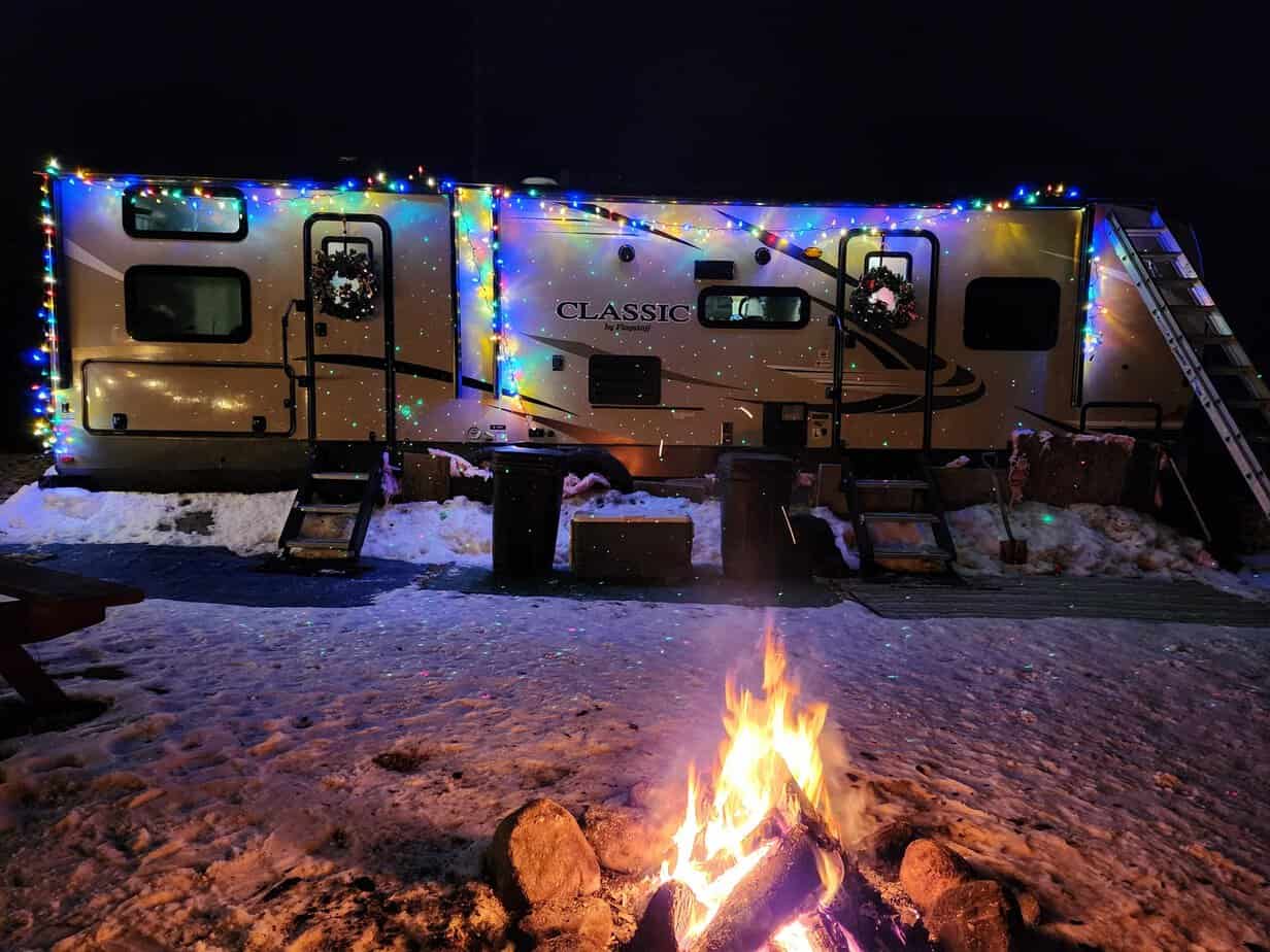 31 Pretty Christmas Camper Decor Ideas (for all sizes of campers ...