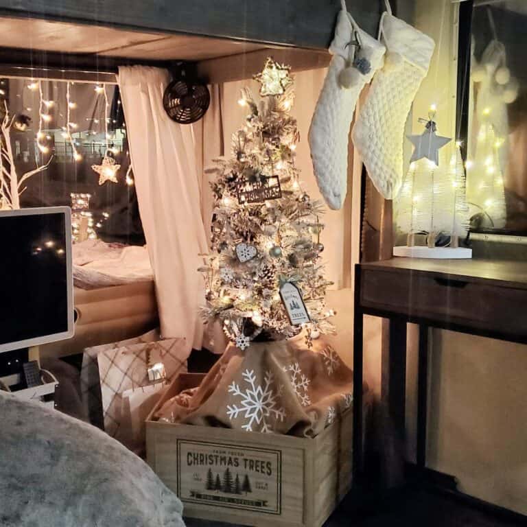 31 Pretty Christmas Camper Decor Ideas (for all sizes of campers ...