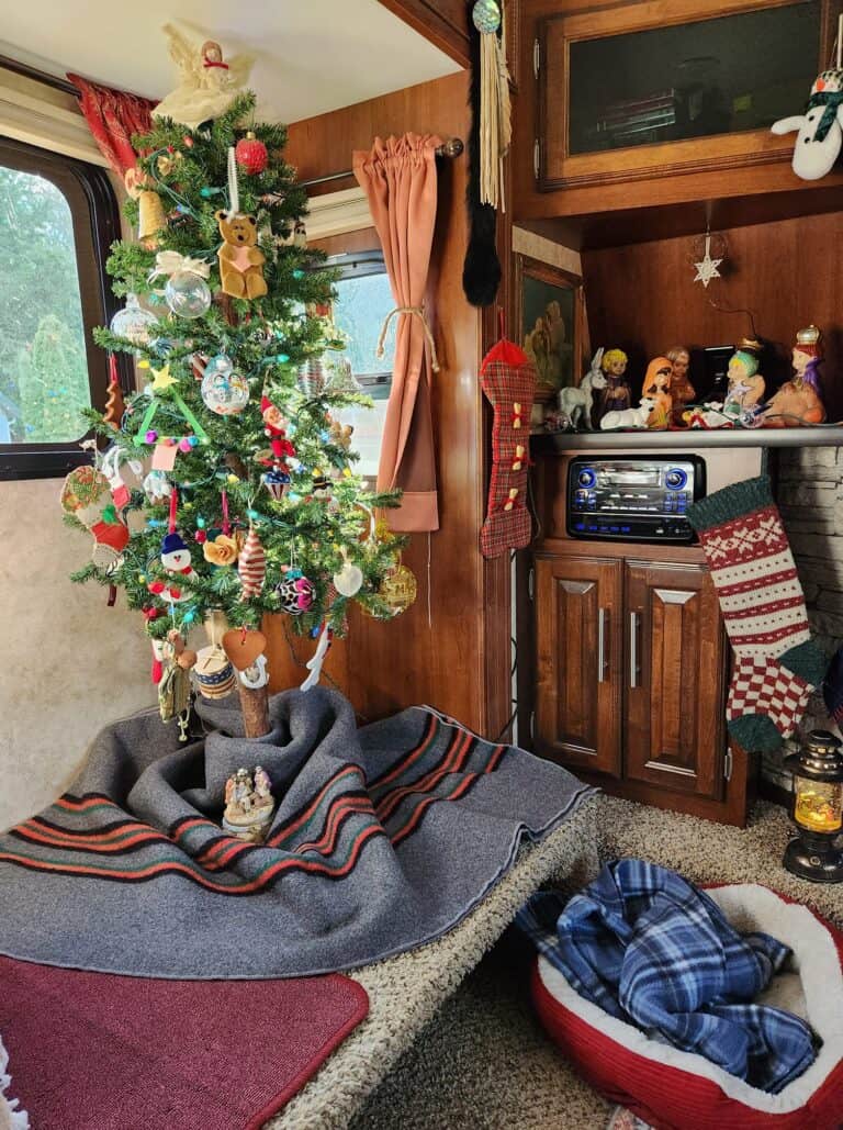 31 Pretty Christmas Camper Decor Ideas (for all sizes of campers ...