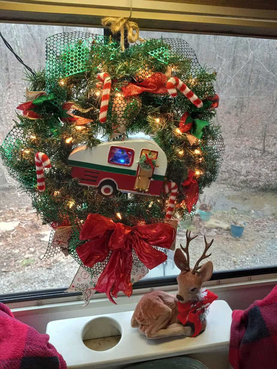 31 Pretty Christmas Camper Decor Ideas (for all sizes of campers ...